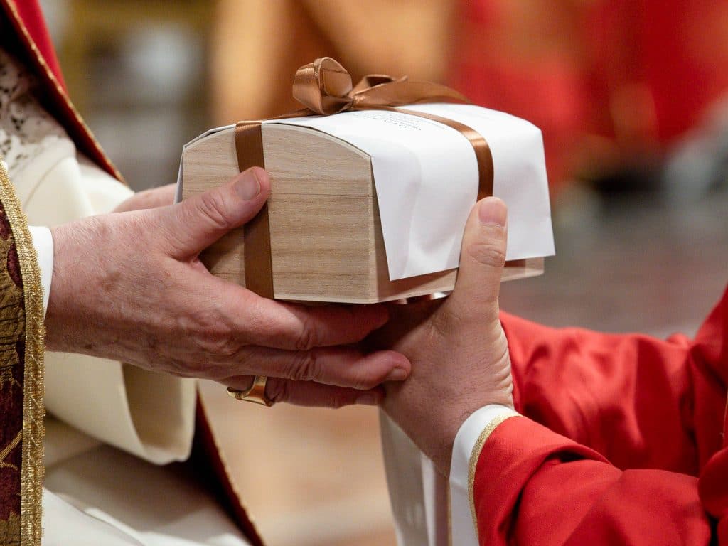Pope at pallium Mass: Church must go out to 'meet the world ...