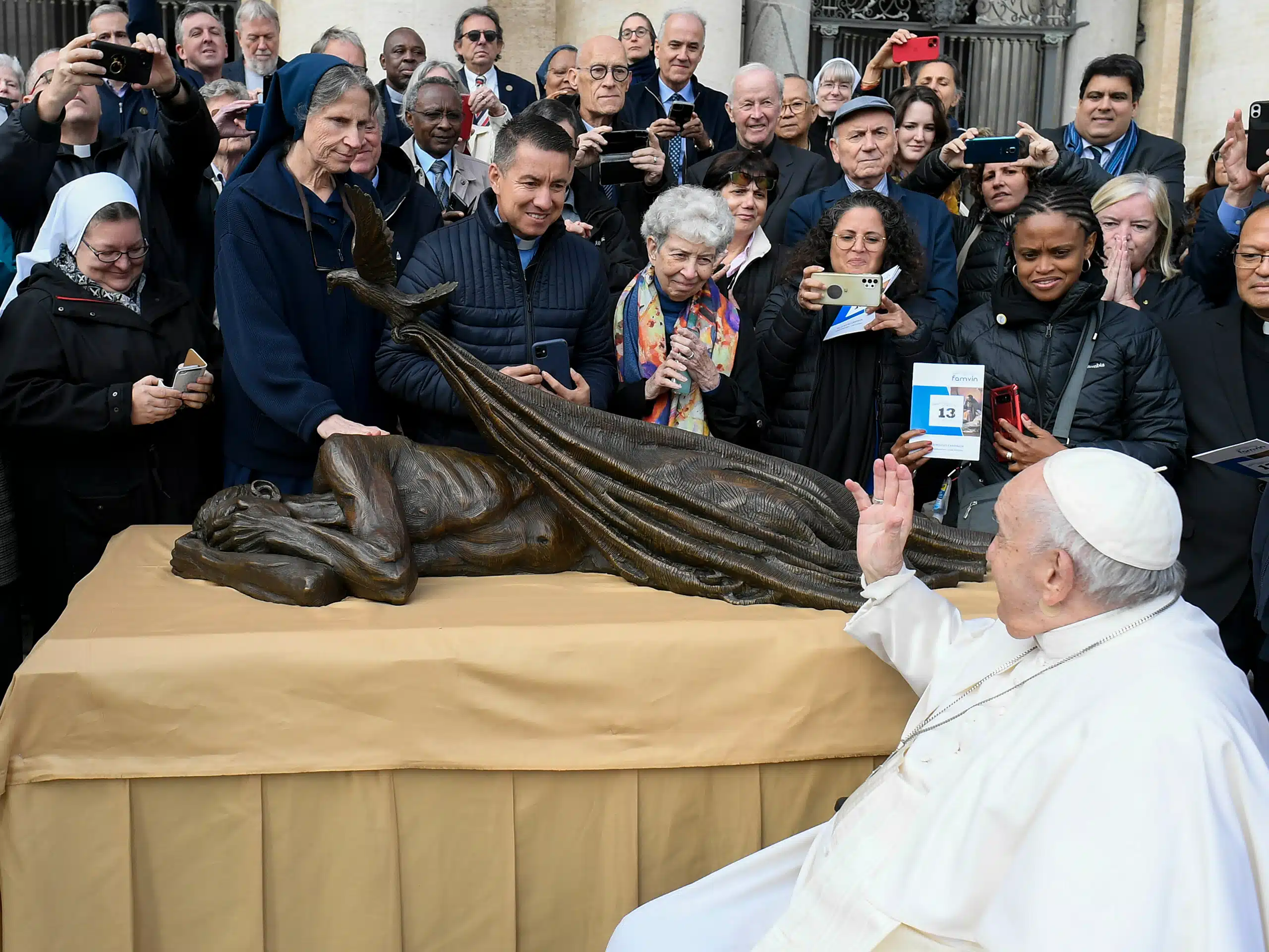 Pope blesses 'begging statue' that will help Vincentians build homes ...