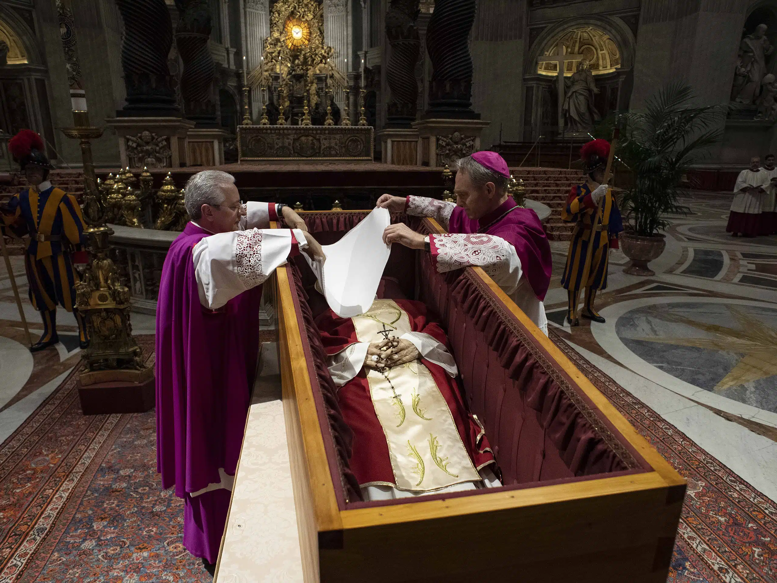 Solemn images of the closing of Pope Emeritus Benedict XVI’s coffin ... Solemn images of the closing of Pope Emeritus Benedict XVI’s coffin ...