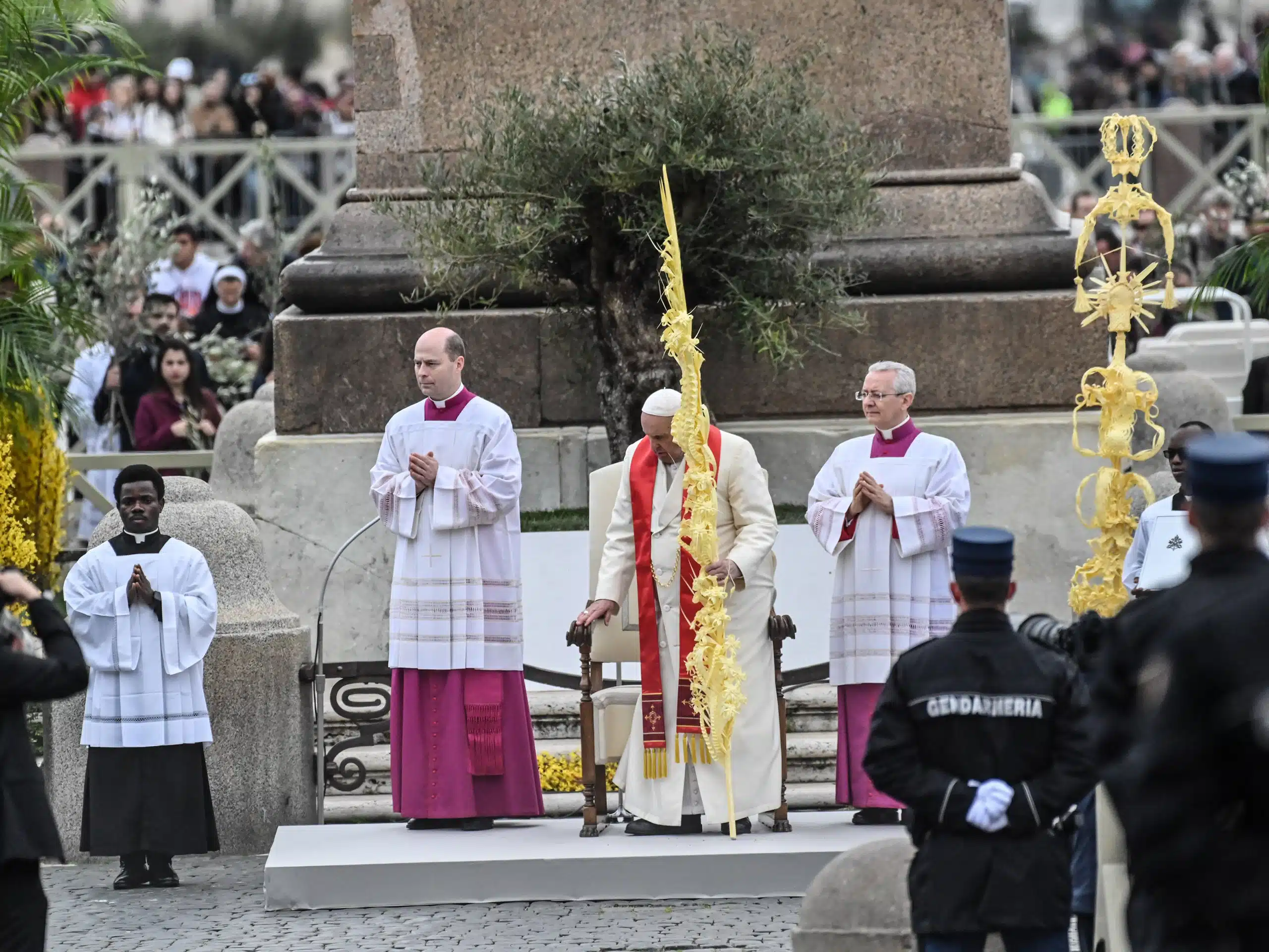 Pope says be close to those 'abandoned' like Christ: unborn, migrants ...