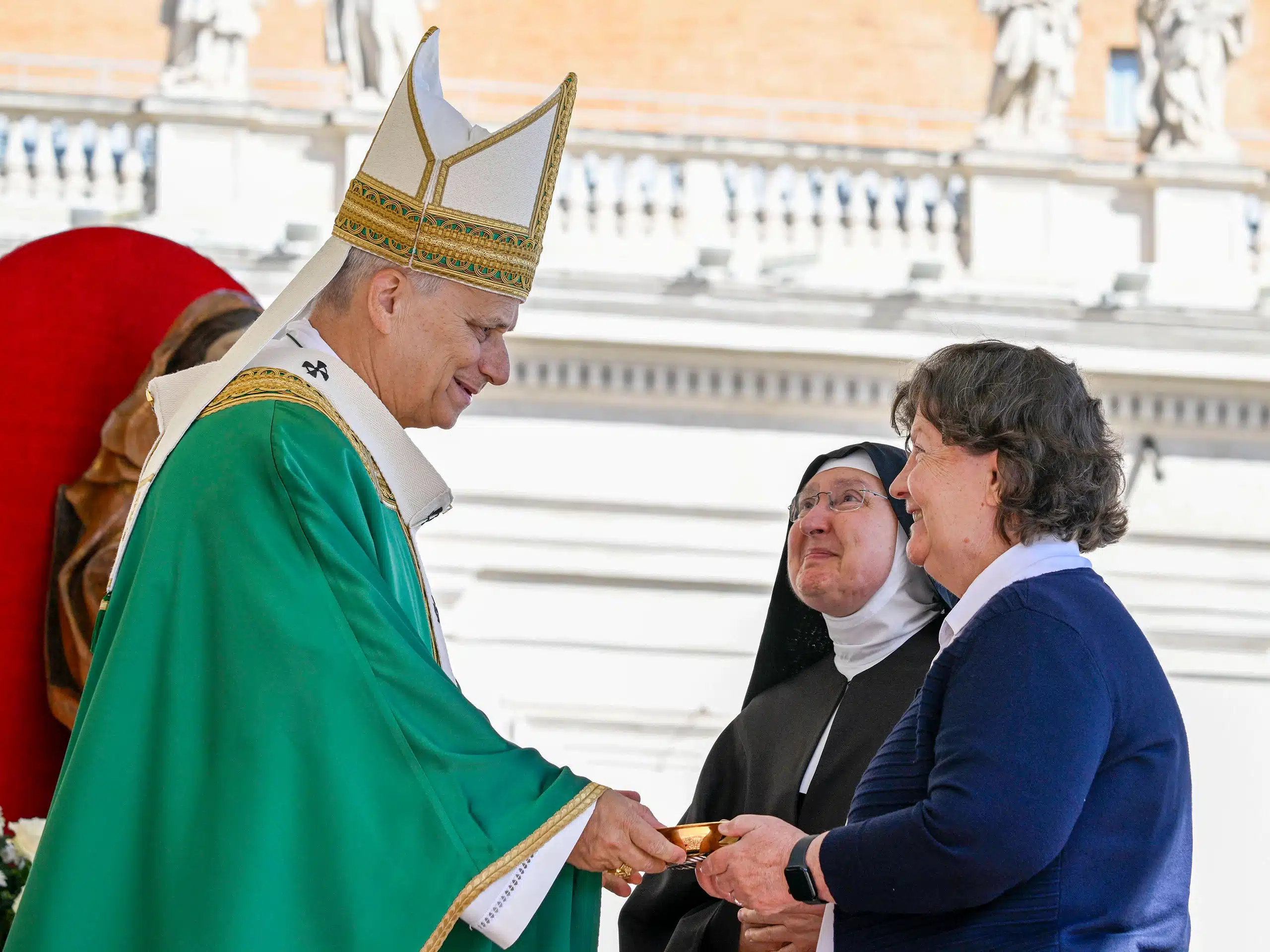 Consecrated life shows beauty of authentic love, trust in God, pope ...